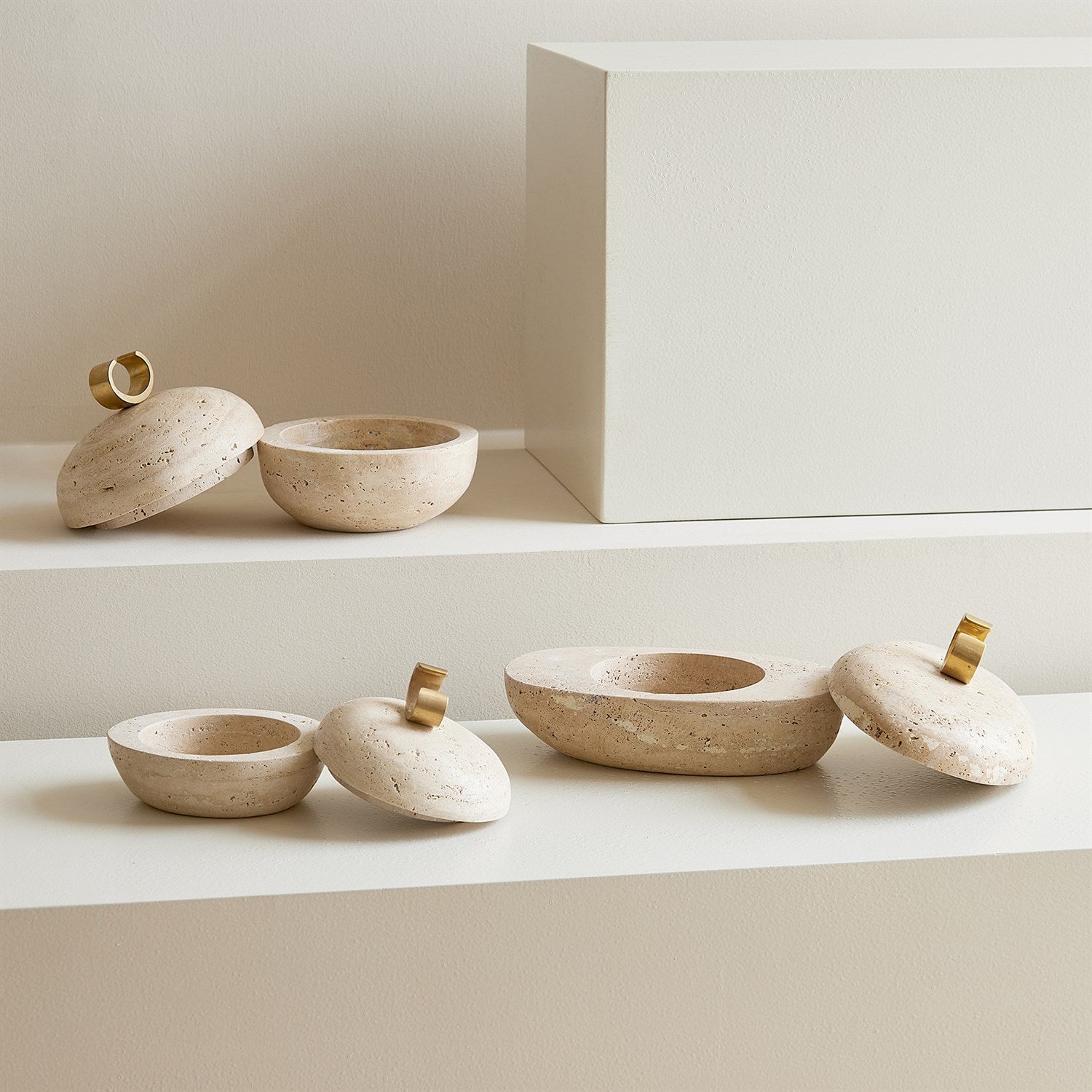 Caillou Lidded Pot (Travertine)